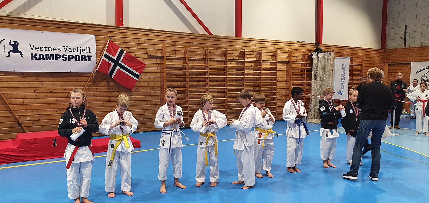 Historisk karatestemne i Vestneshallen - Vestnesavisa