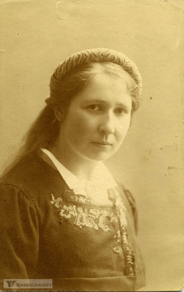 Barneleikarringen på Romsdalsmuseet vart starta av Vestnes-dame ... Barneleikarringen på Romsdalsmuseet vart starta av Vestnes-dame ...