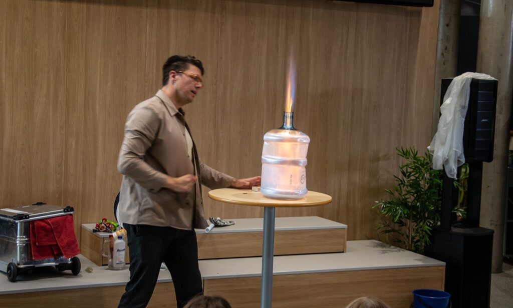 Eksplosiv implosjon på biblioteket - Vestnesavisa