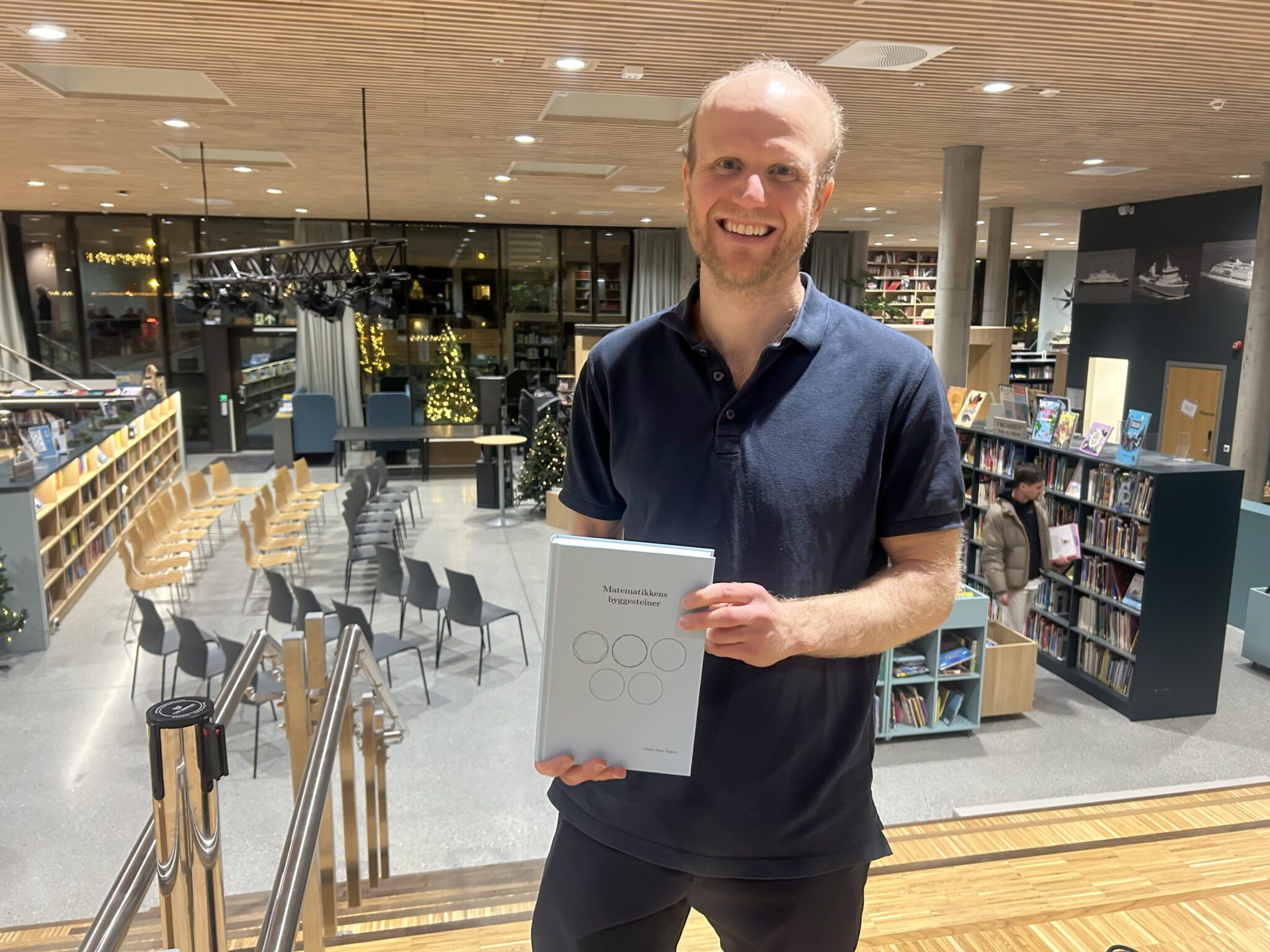 Sindre er så glad i matematikk at han skreiv ny mattebok - Vestnesavisa